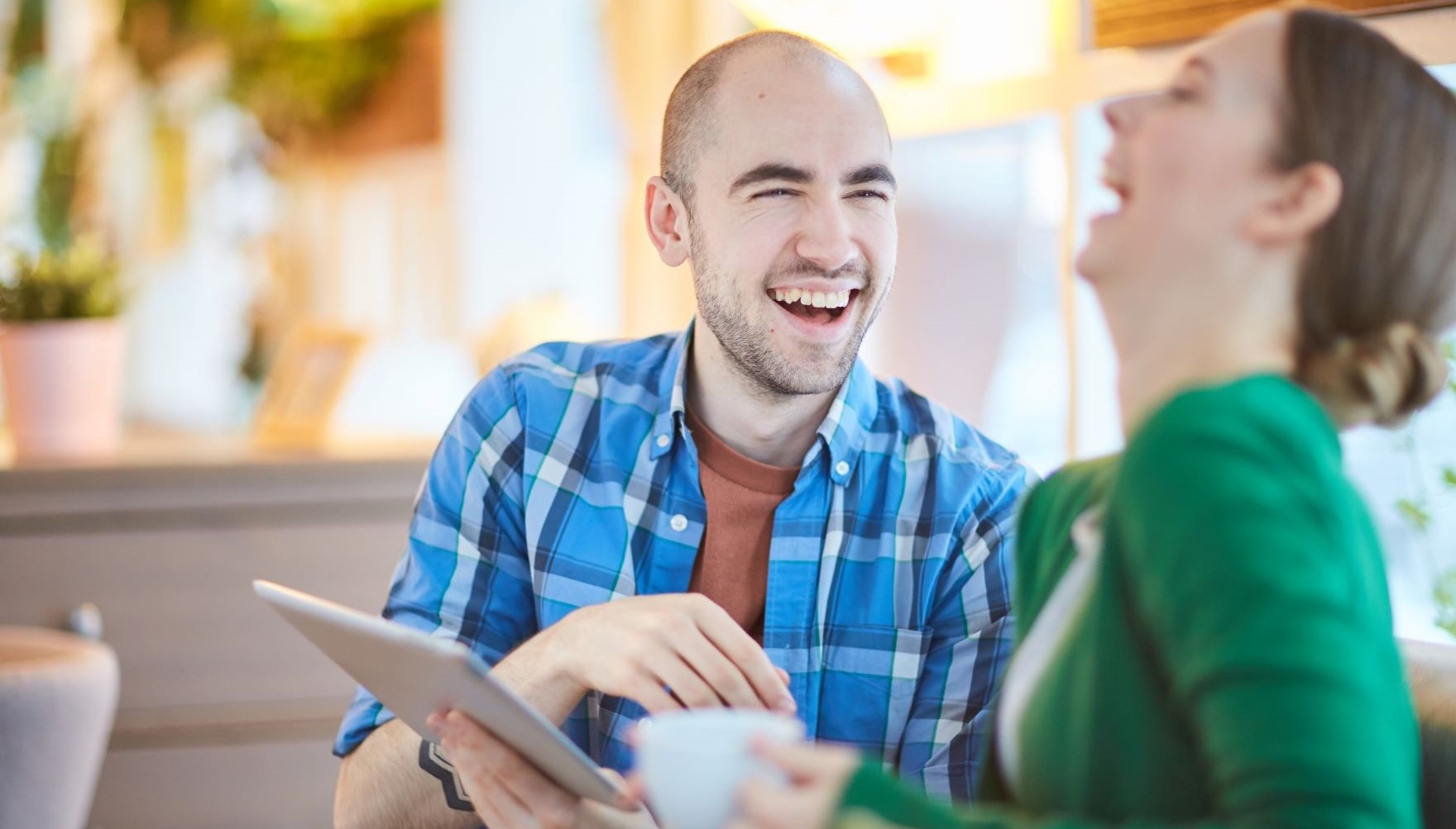 Lebenselixier Lachen: Von Glückshormonen und facial feedback!